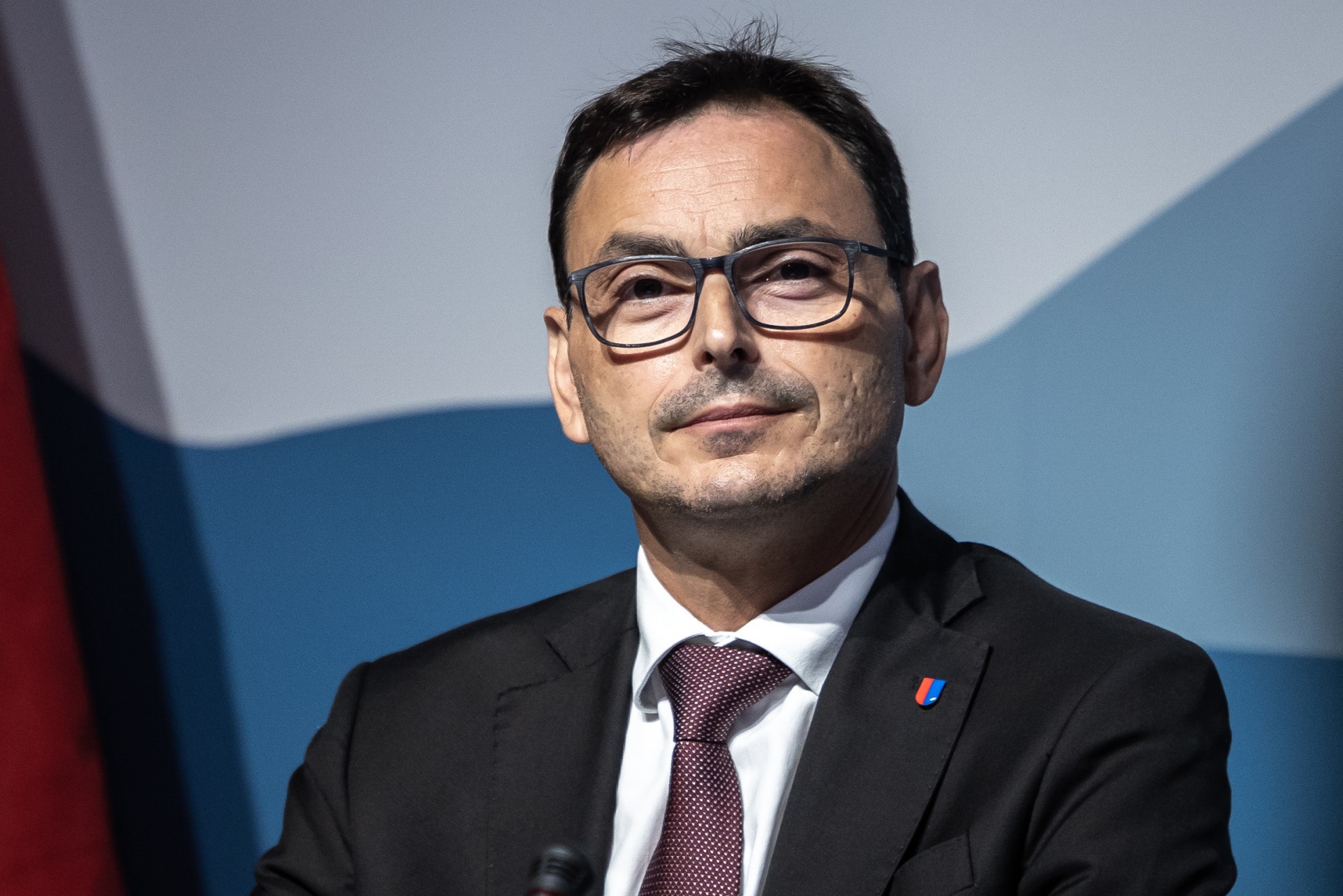 De Rosa è rientrato in ufficio. "Il dolore ostinato stenta a andarsene ...