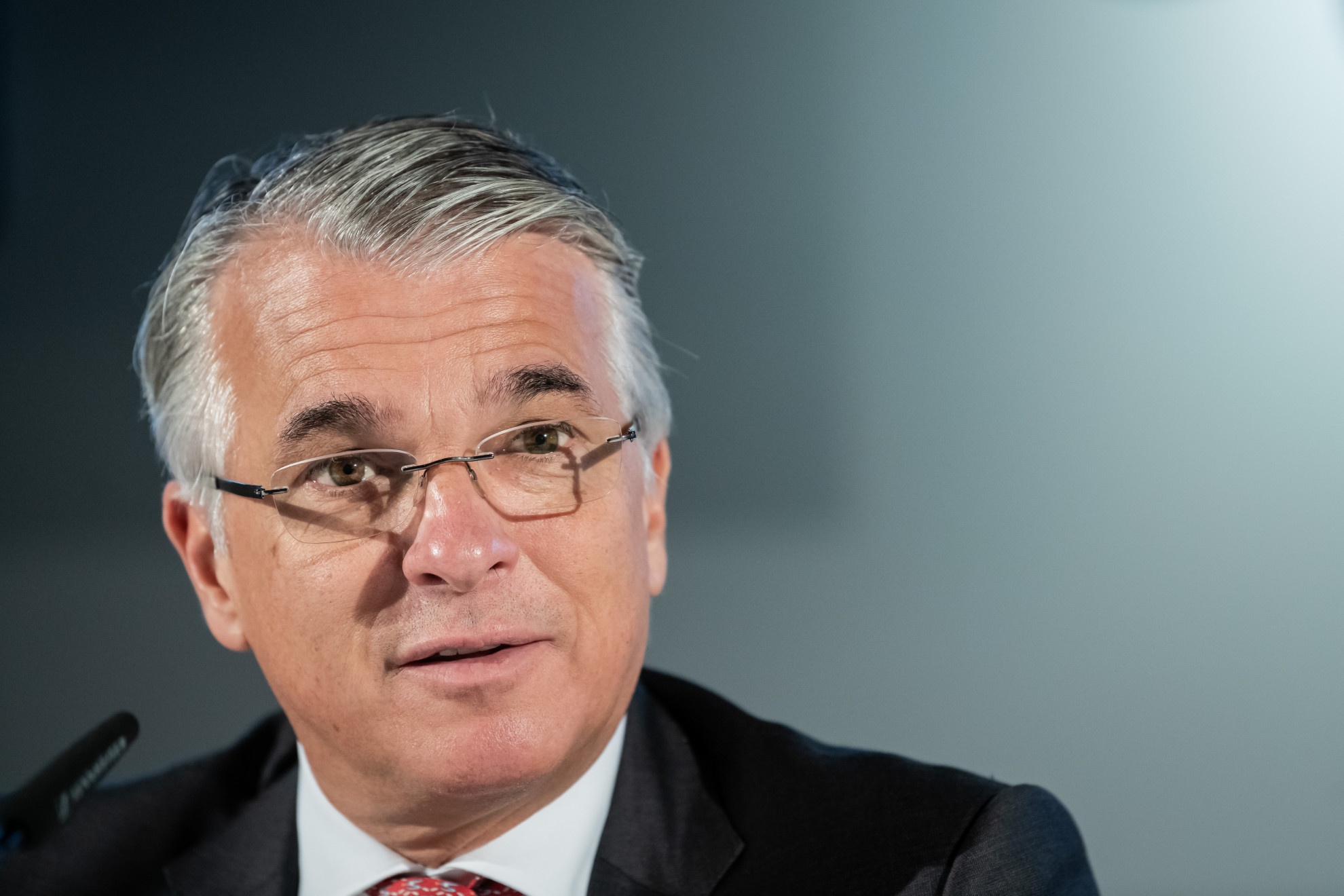 Credit Suisse licenzierà 3000 persone in Svizzera. Per UBS utile da ...