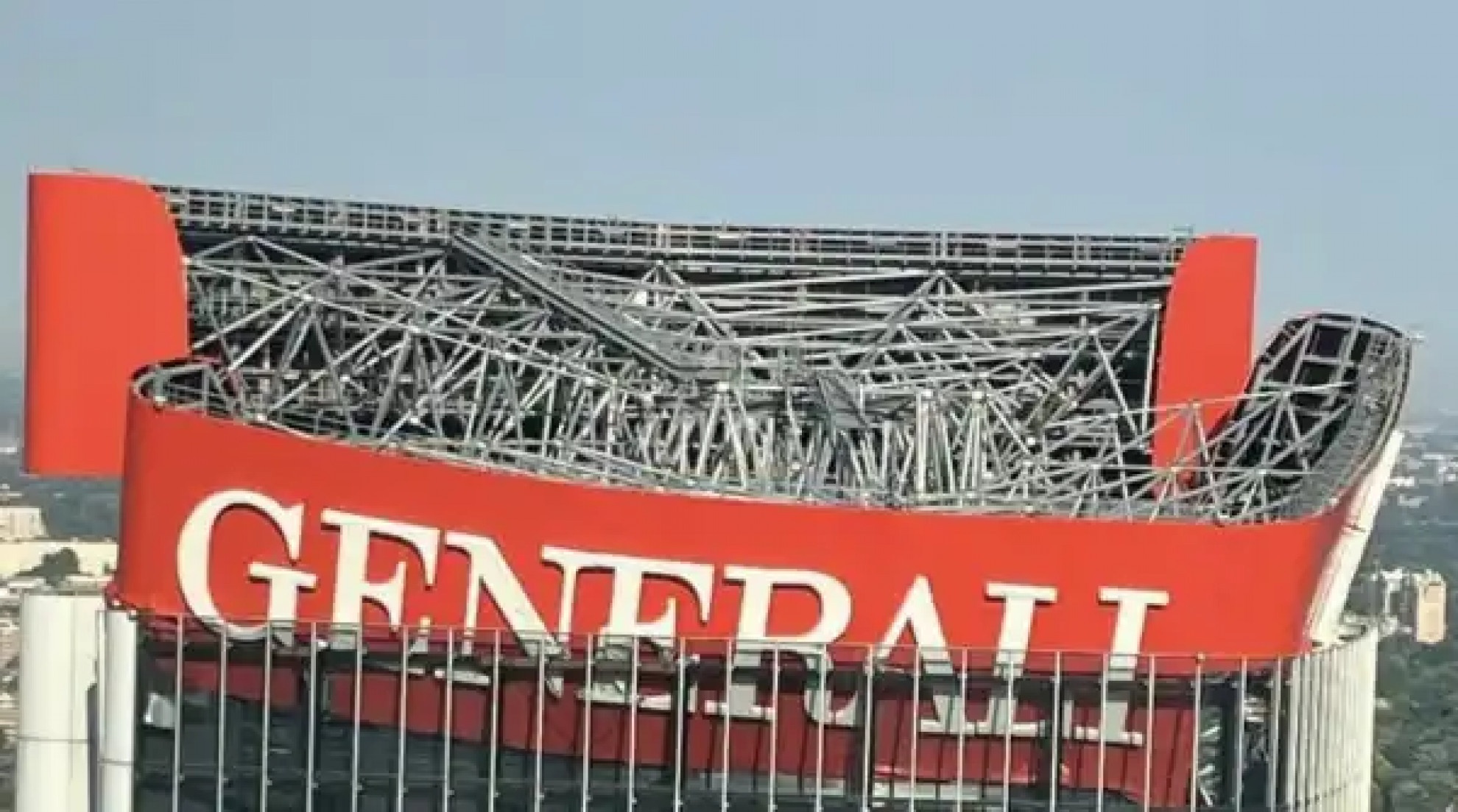 “Qui viene giù tutto”. Crolla l’insegna Generali sulla Torre Hadid ...